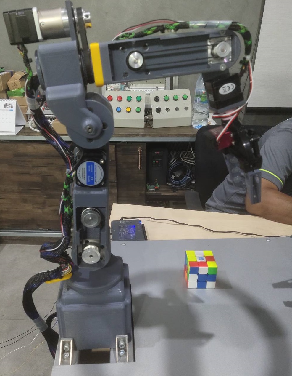 Robot Arm solve Rubik’s Cube – Human-Computer Interface Laboratory